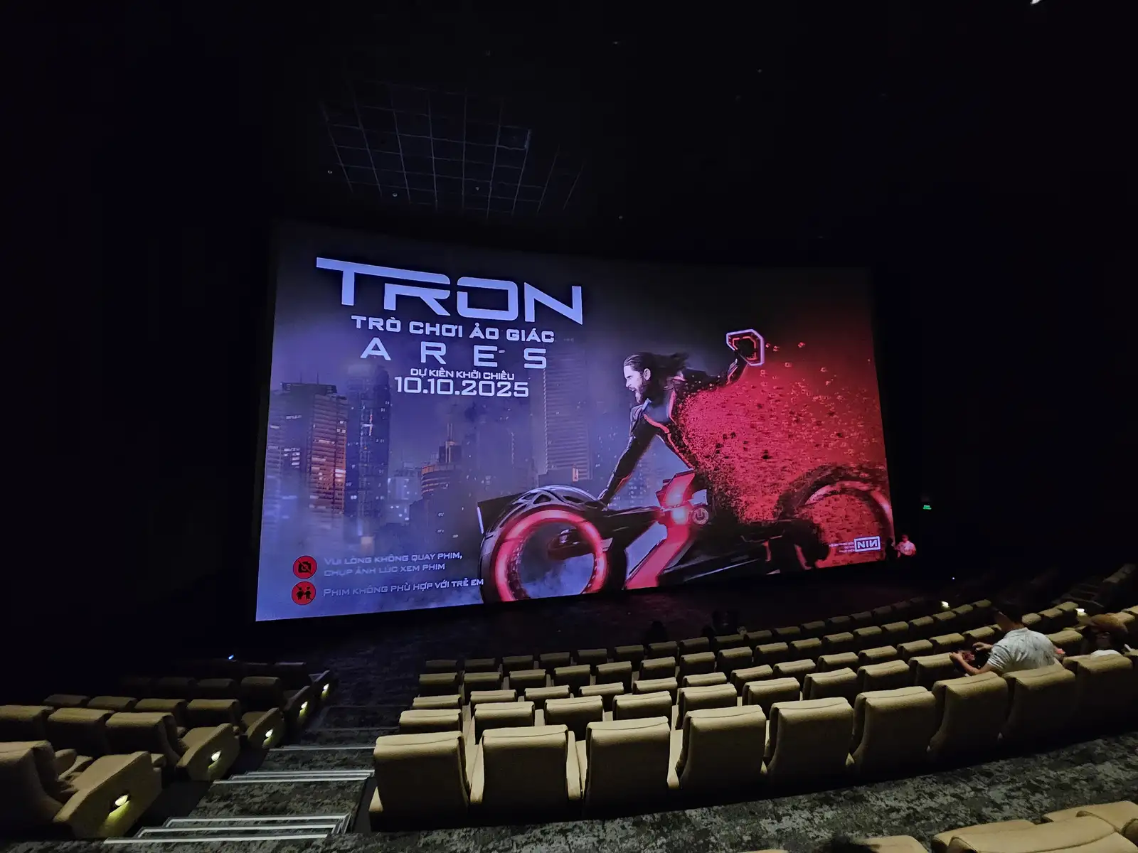Review phim Tron: Ares: Bữa tiệc thị giác khi AI biết yêu và ghét ...